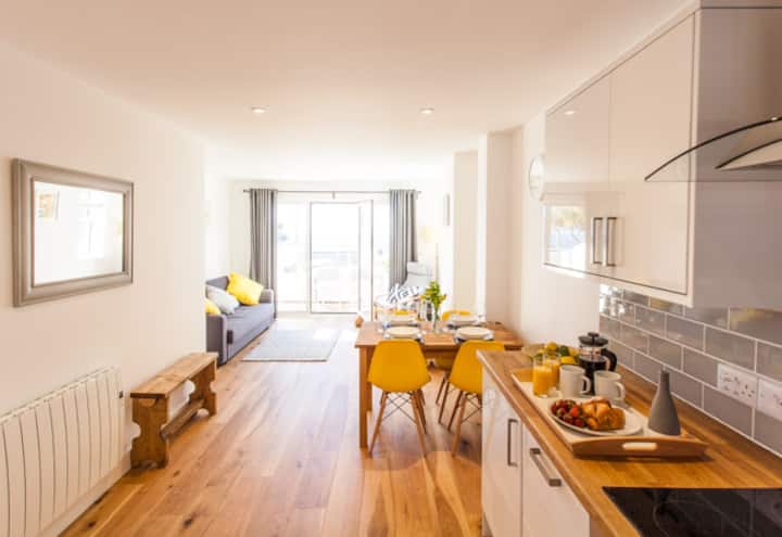 Two Bedroom Contemporary Apartment - Carbis Bay