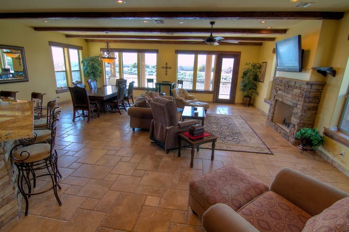 Riverfront Luxury Mansion, Private Pool & Spa - Bullhead City, AZ