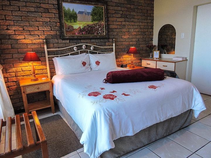 Honey Rose Unit At Bokmakierie Guest House - Mossel Bay