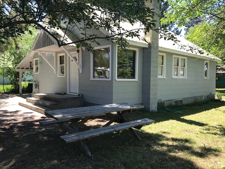 The Quiet Coyote Bungalow - Columbia Falls, MT
