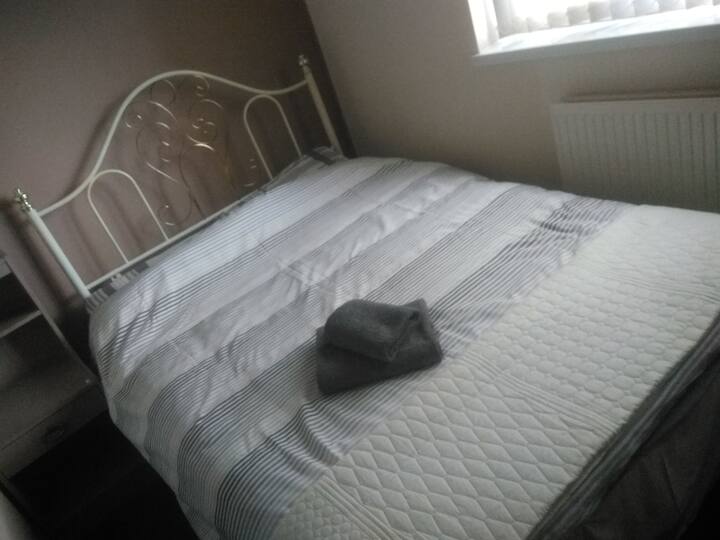 Private Double Bedroom In Shared House Near Bp - Hull