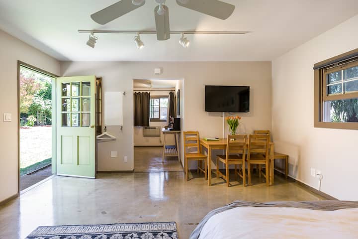 Private & Secluded Guesthouse - Westwood - Los Angeles