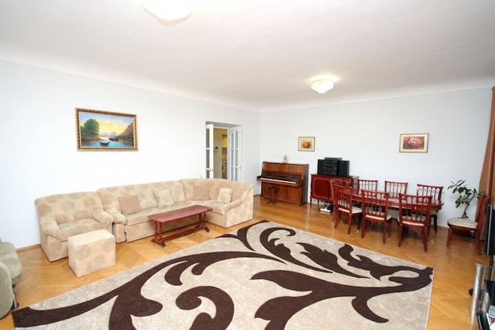 Three-bedroom Apartment - 13 Khreshchatyk Str - Ukraine