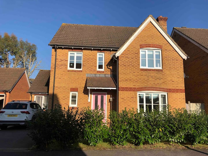 Spacious, Comfortable 5 Bed Family Home! - Warminster
