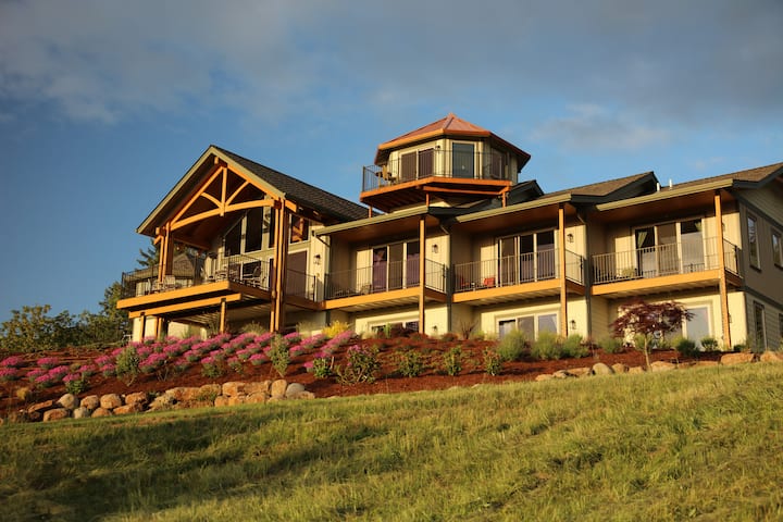 Wine Country Bed & Breakfast ( Tumalo Luxury King Suite) - Oregon