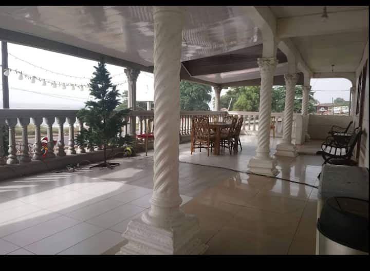 "The Kutazan" Beautiful Beach Front Dwelling - Freetown