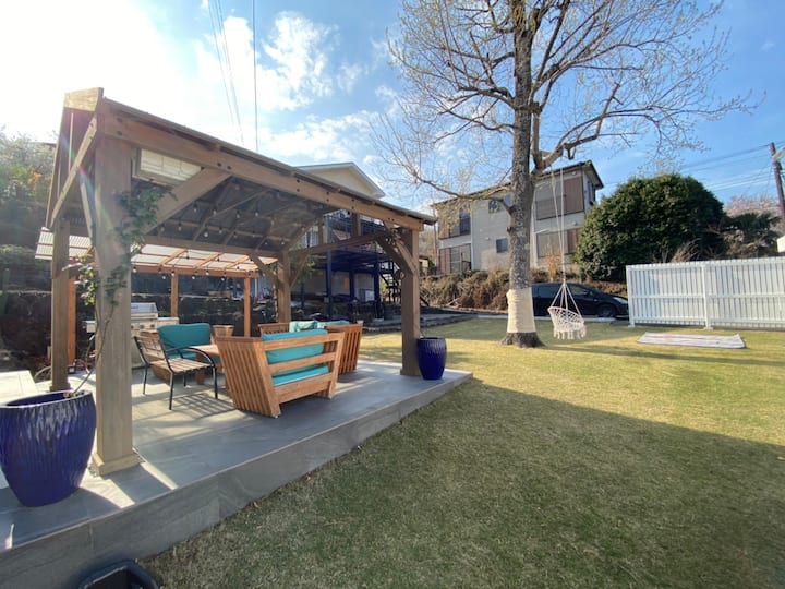 貸別荘Casa De Campo
2sldk駐車場、芝生庭付き、bbq、大室山と海遠望伊豆高原5分 - Kawana