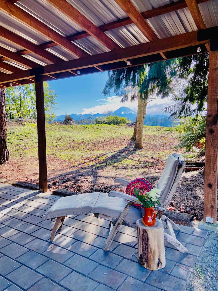 Red Barn Retreat, Hot Tub, Patio, Valley Views - Lake Tapps, WA