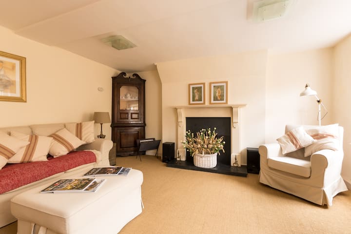 Super Spacious Regency Flat With Parking - Cotswolds