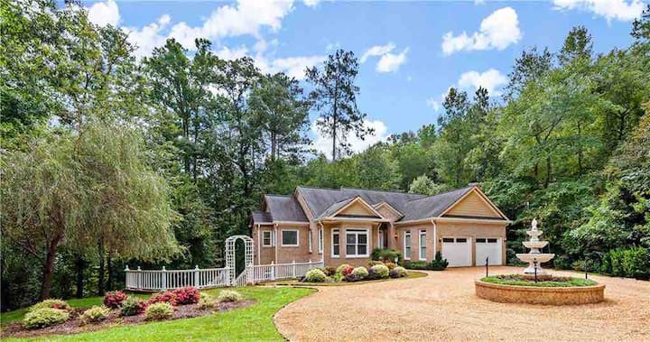 Lakefront Stunning Mansion, Sleeps 12 - Lake Sidney Lanier, Gainesville