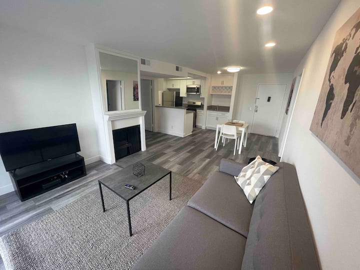 Spacious Modern 2bd/2ba With Balcony, Pool, Gym! - Los Angeles, CA