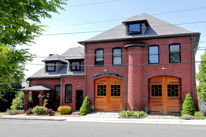 1898 Fire House Vacation Rental M960 - Malden, MA