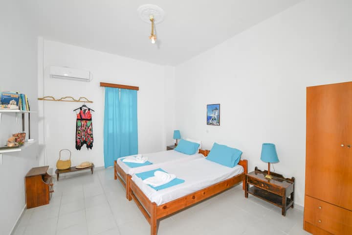 Traditional Home In Kamari Center For Four Persons - Santorini