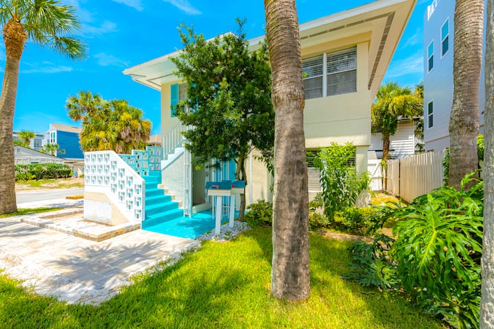 Beach-view Getaway , Sleeps 4, 1 Block From Ocean - Jacksonville Beach, FL