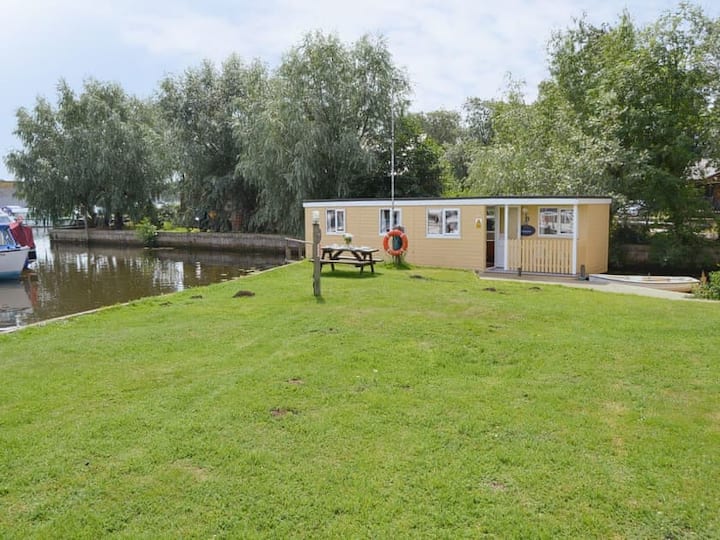 Houseboat Halcyon Sleeps 6 - Sea Palling