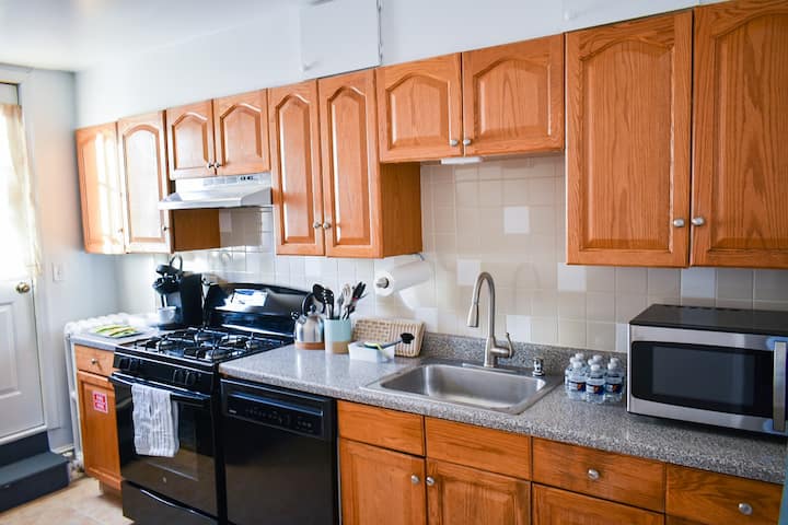 Spacious Duplex Apt; 4 Br 75" Tv Public Transport - Ardmore, PA