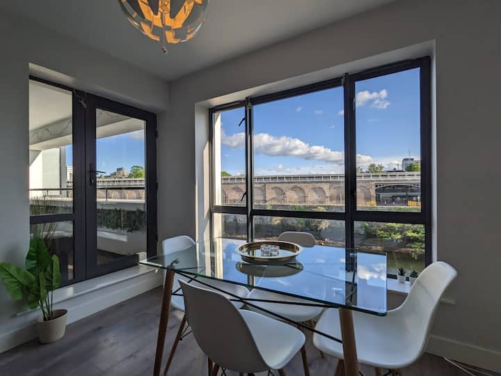 Modern Apartment + River Views - Dublin