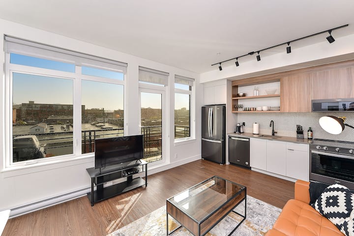 Modern Condo In Heritage Inspired Bldg W/parking - Victoria