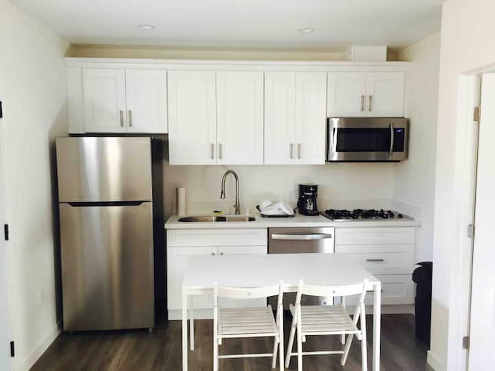Cozy Newly Built One Bedroom Guest House - Calabasas, CA