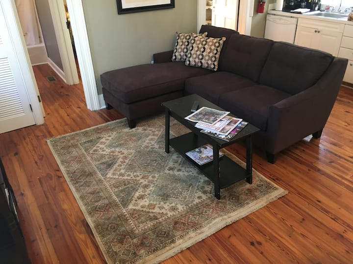 Downtown-1800s 2br, 2bath With Courtyard & Parking - Charleston, SC