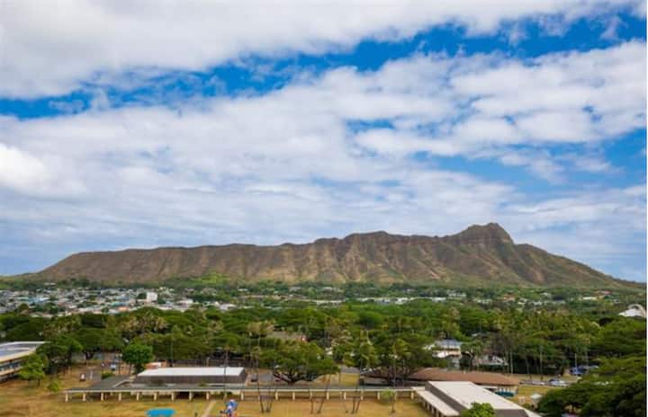 2 Bedrooms W/ View Of Diamond Head & Free Parking! - Honolulu, HI