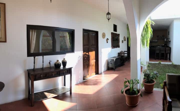 "Donde Chiqui" A Dos Cuadras De Iglesia La Merced - Antigua Guatemala