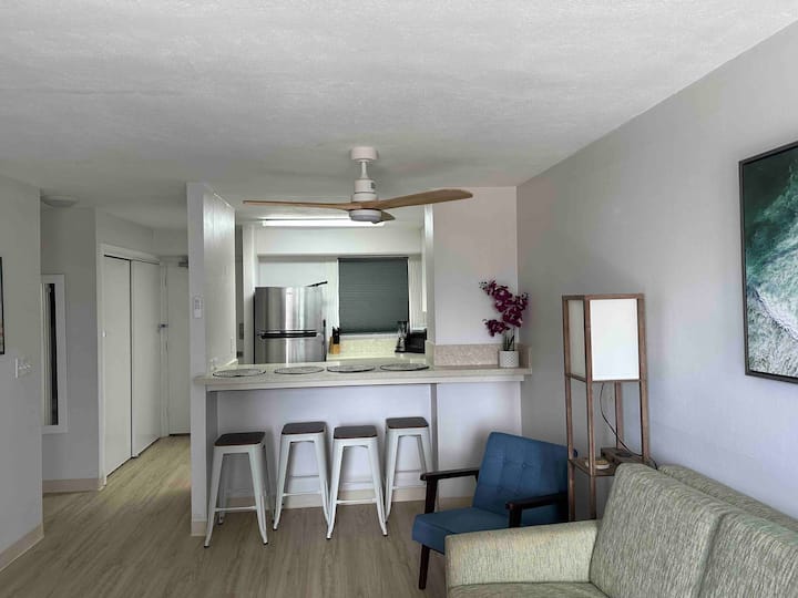 2 Bedroom Waikiki Apt Sleeps 6 Free Parking - Honolulu, HI