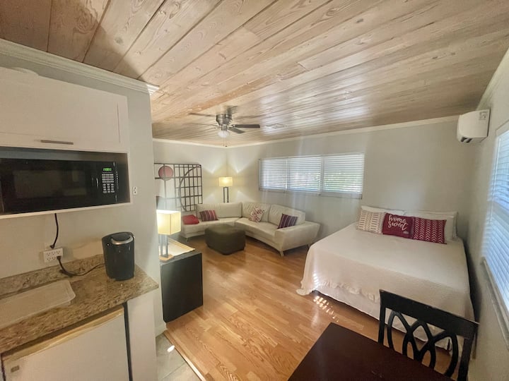 Stylish Studio Apt - Near The Beach - Delray Beach, FL