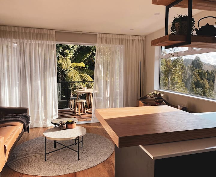 Serenity In The Trees [Titirangi's Hidden Ensuite] - Auckland