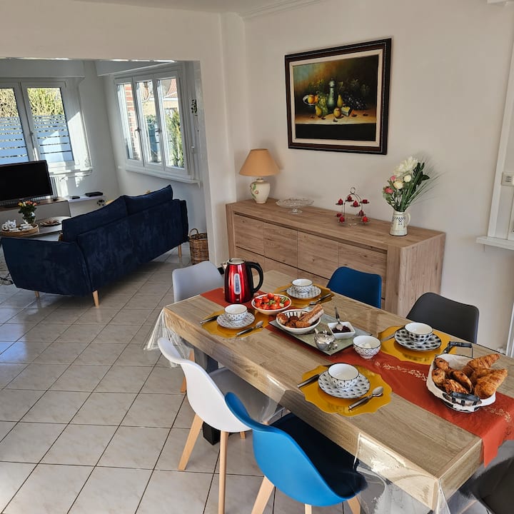 Maison Lumineuse Aux Portes Des Remparts. - Bergues