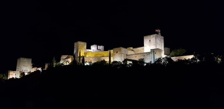 Cerca De Todo, Práctico, Fácil Aparcar*, Nuevo - Granada