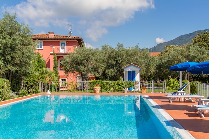 Balcone Con Vista Piscina E Alpi Apuane - Forte dei Marmi
