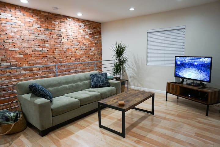 Nice View! Modern 3 Bedroom 2 Bath Home - Los Angeles, CA