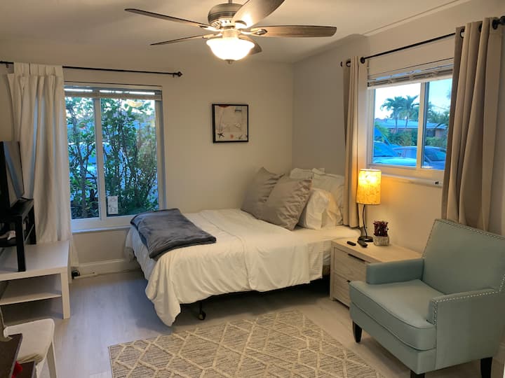 1 Mile To Bch!, E. Boca Studio W/ Private Entrance - ボカラトン, FL