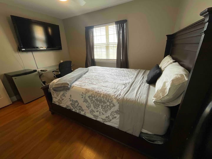 Private Bedroom & Bathroom In Cheerful Home - Yukon, OK