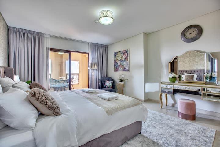 Fashionable Apartment, Sea View, Beach & Pool - Dubai