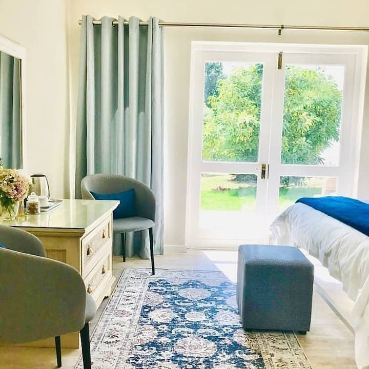 Farmyard Suite Room 2
No Loadshedding - Franschhoek