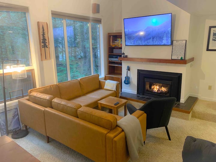 Snowater Ski Condo ⛷Near Mt Baker - Pets Ok - Glacier, WA