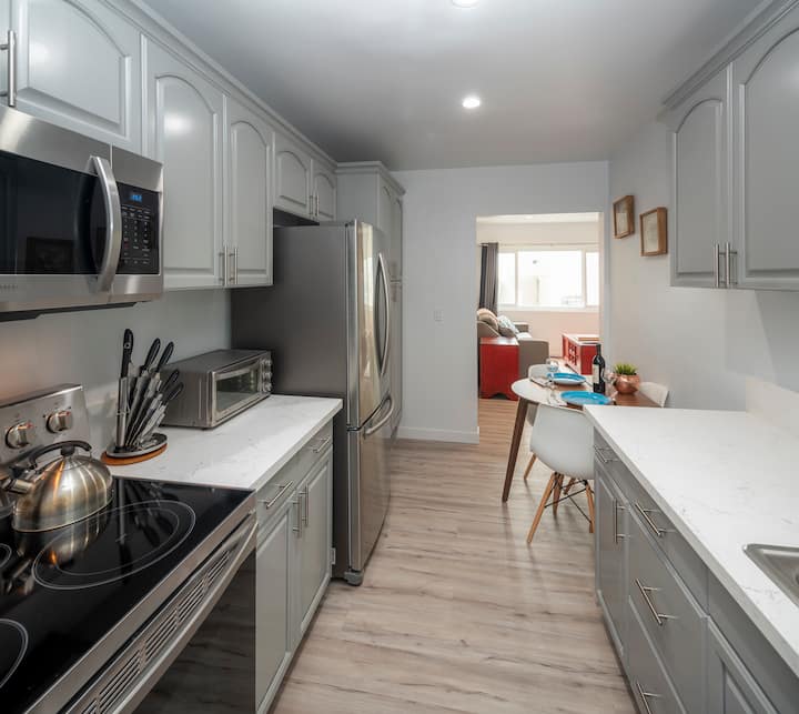 Bright 2 Bedroom 1.5 Bath 15 Seconds To The Beach! - Pacific Palisades - Los Angeles