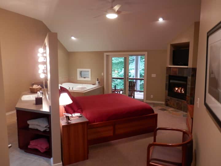 The Anniversary Suite - Pigeon Creek Inn - Holland, MI