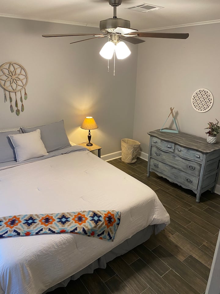 Quiet Neighborhood Home Close To Airport - Monroe, LA