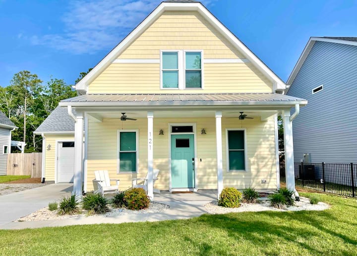 Peacemaker • Dog Friendly • Short Walk To Beach - Oak Island, NC