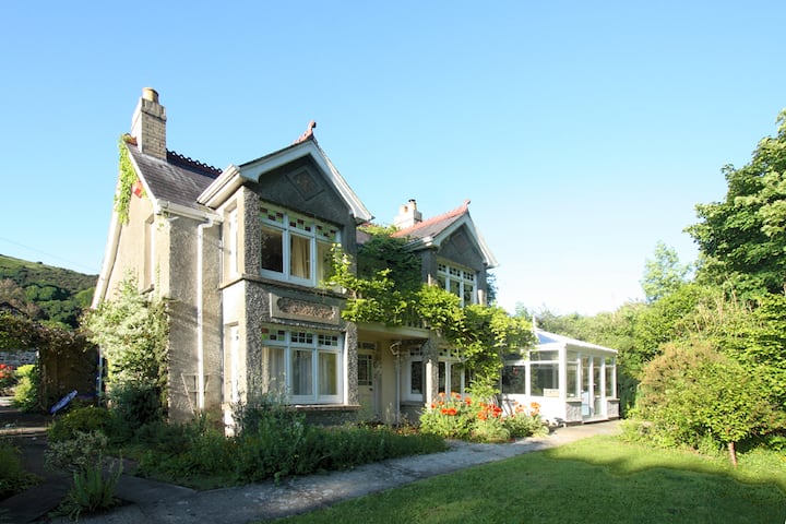 Coastal Farmhouse - Near Penbryn Beach - Llangrannog