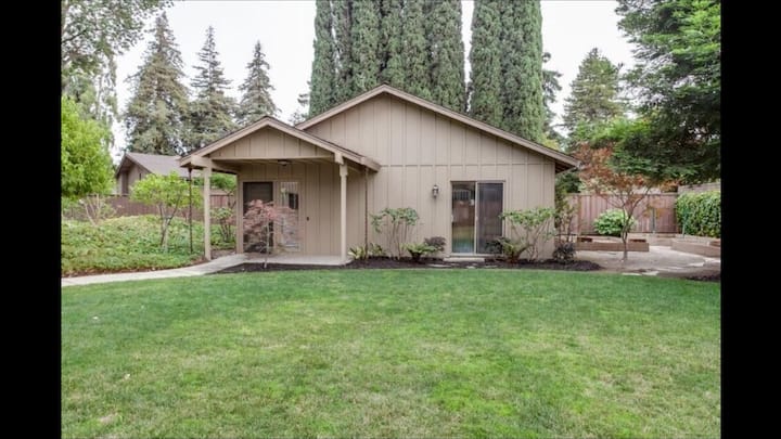 Beautiful Furnished Spacious One Bedroom Cottage. - Modesto, CA