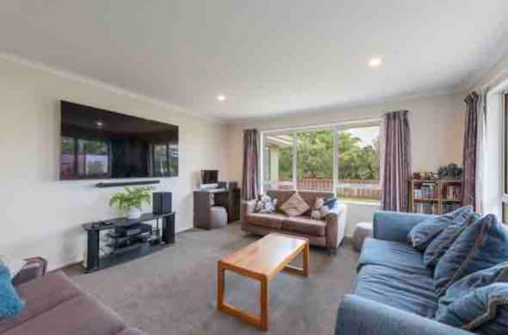 Cheerful Room With Full Of Sunshine House - Wakefield