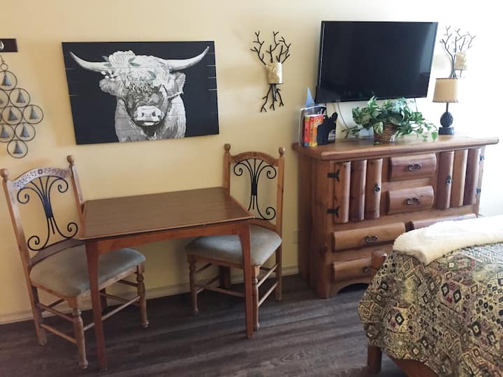 Furnished Private Studio, 1st Floor! - Aurora