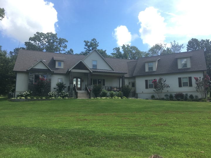Fayetteville Farmhouse With Mt. Views And A Pool - Fayetteville, AR