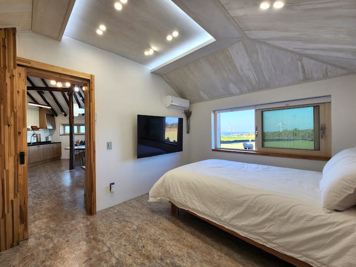 [바당조끄띠_안거리] 넓은테라스와오션뷰가돋보이는공간/노천자쿠지/반려견/성세기해변(차로3분) - Jeju-si