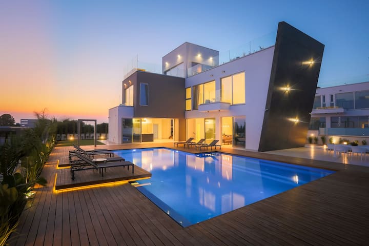 Infinity Pool & Whirlpool Bbq Area Outdoor Shower - Ayia Napa