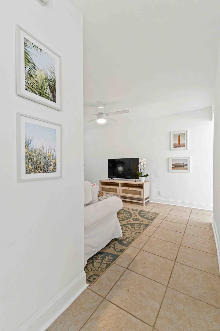 Cozy And Tropical 2br Apt Sunflower Cottage - Palm Beach, FL
